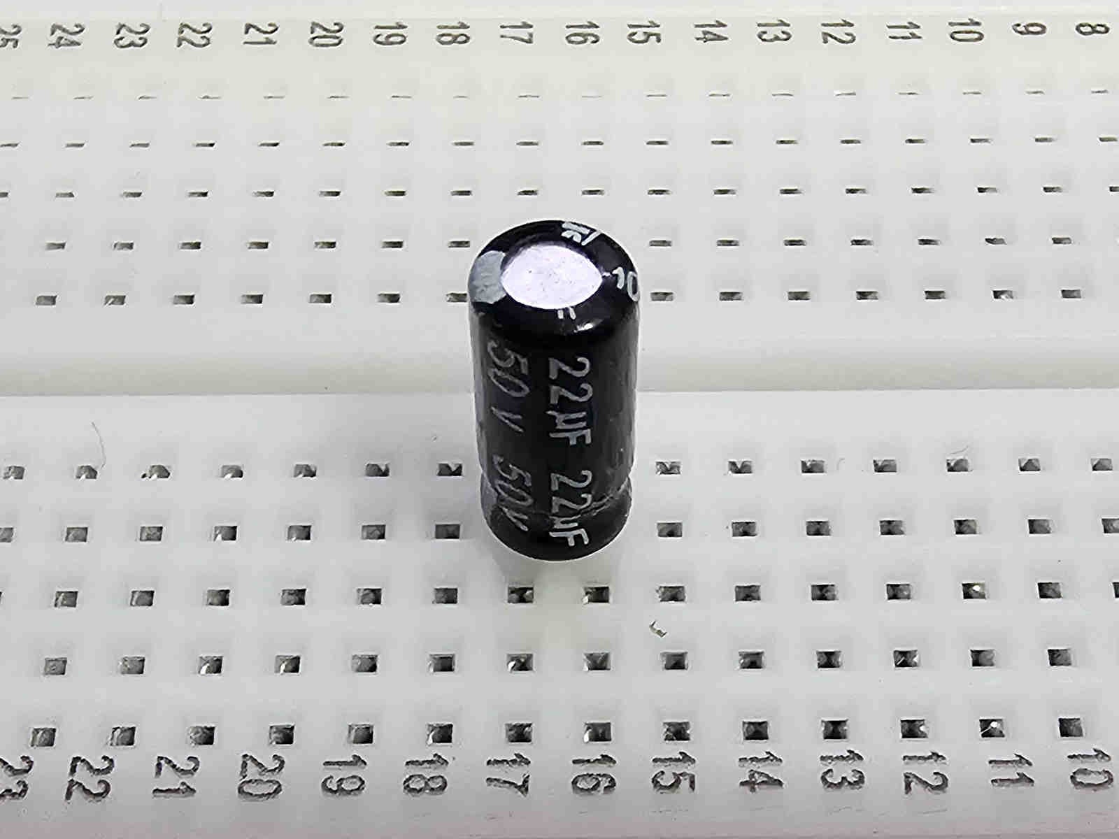 Capacitor Electrolítico de 22uF/50V - INTESC